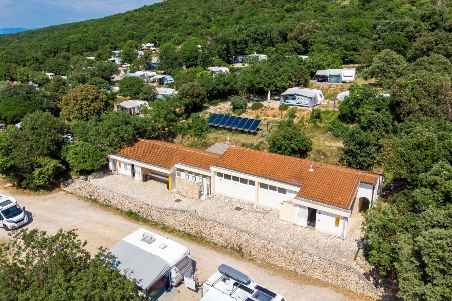 Sanitary area Camping Konobe – Camping Punat – Managed by Falkensteiner